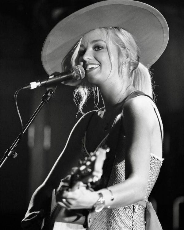 Robyn Red: From Glasgow to the World - Rock The Joint Magazine