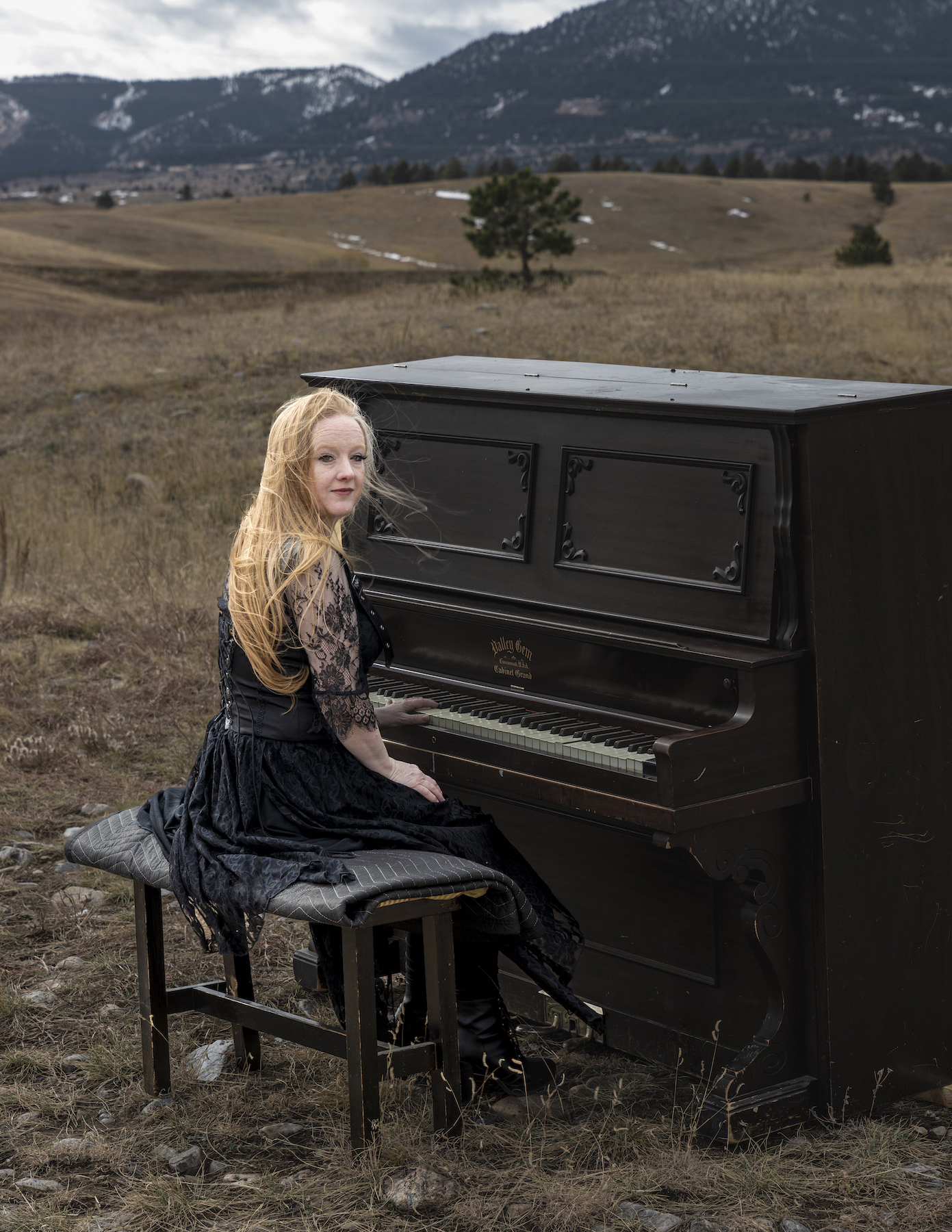 Talia Hoit: delivers her new single: “Abandon.” - Rock The Joint Magazine